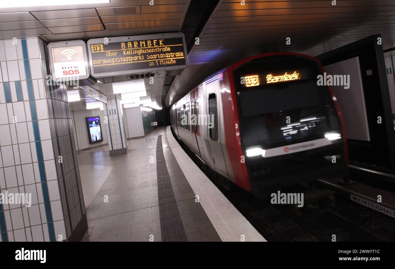 Eine U-Bahn der Linie U3 in Richtung Barmbek fährt in den U-Bahnhof ...