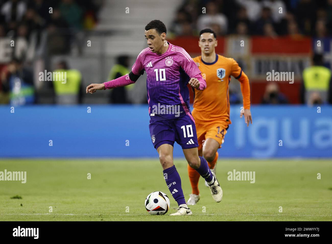 FRANKFURT - (l-r) Jamal Musiala of Germany, Tijjani Reijnders of Holland during the friendly ...