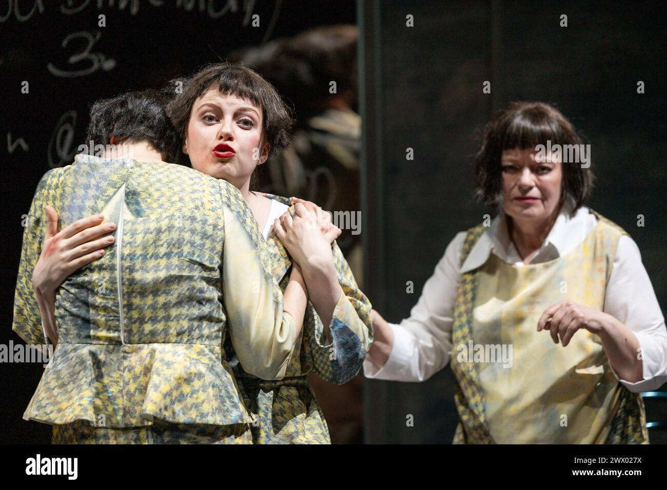 Malina von Ingeborg Bachmann Regie Fritzi Wartenberg Mit Constanze Becker, Maeve Metelka ...