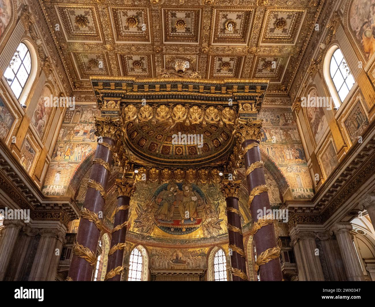 Inside the basilica papale di santa maria maggiore hi-res stock ...
