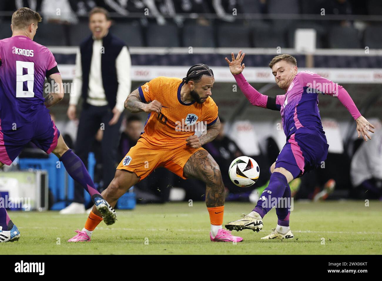FRANKFURT - (l-r) Toni Kroos of Germany, Memphis Depay of Holland ...