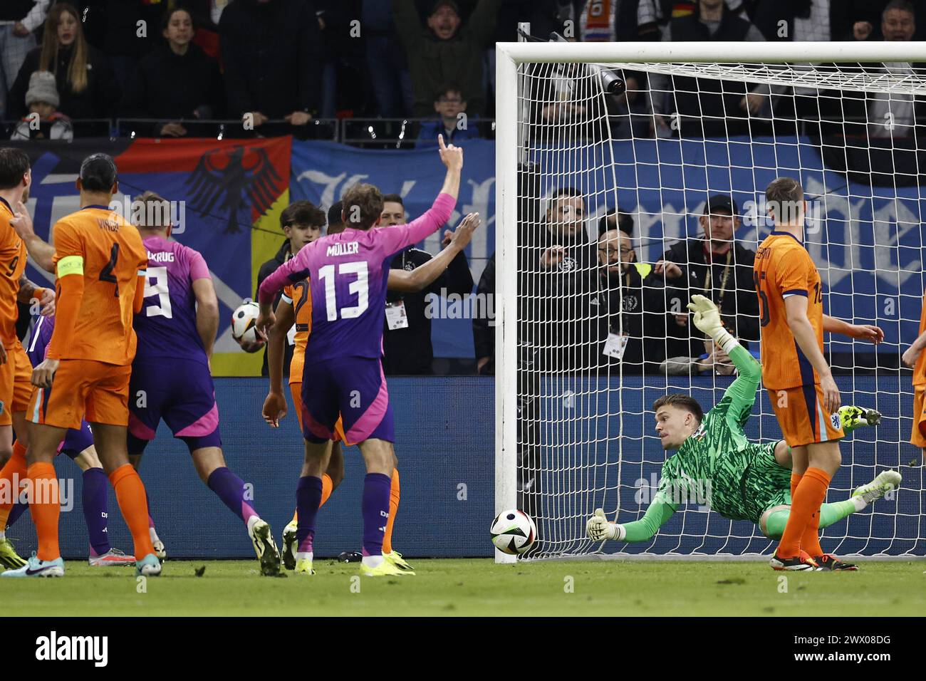 FRANKFURT - (l-r) Niclas Fullkrug of Germany scores the 2-1, Thomas Muller of Germany, Holland ...