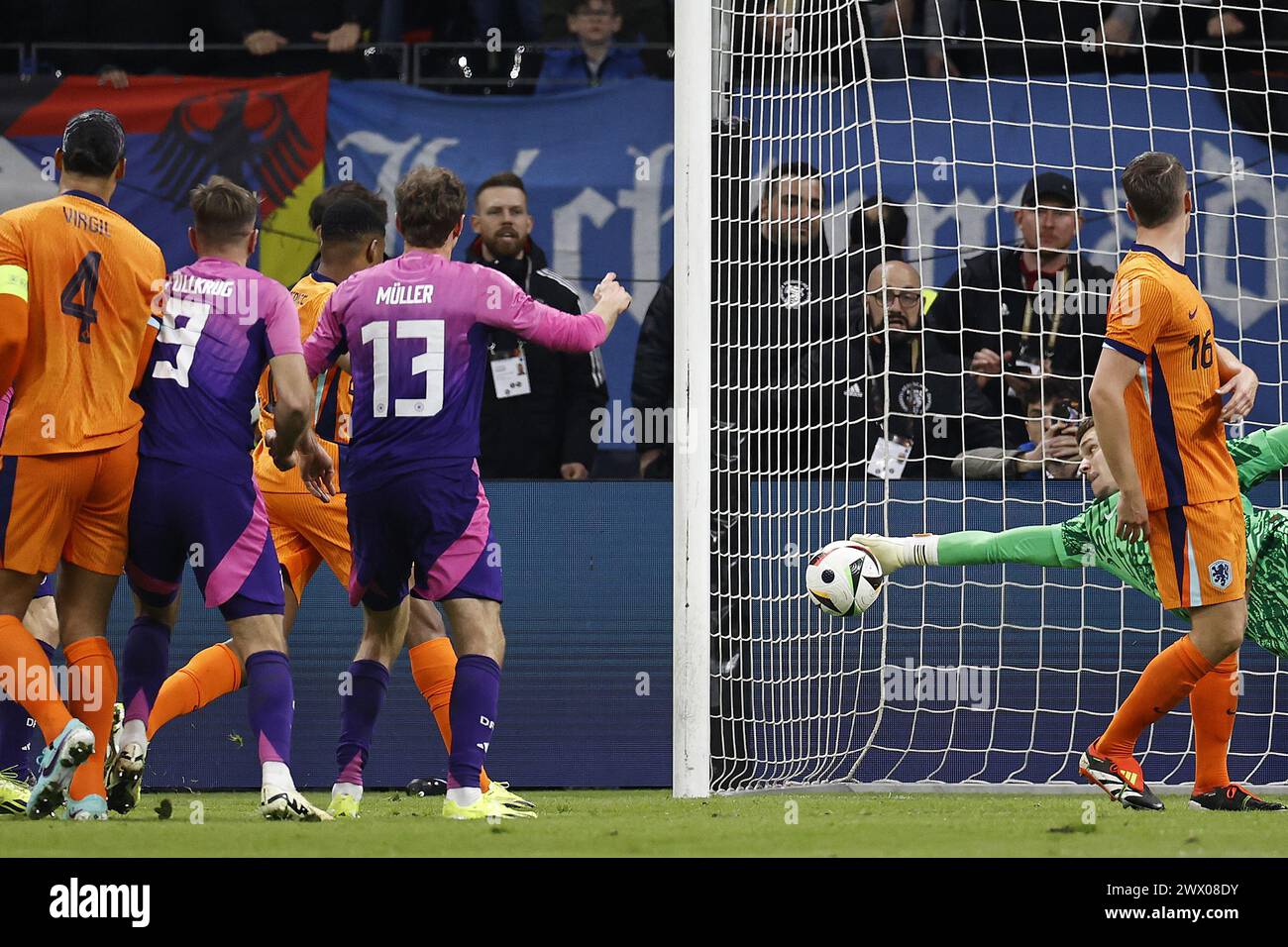 FRANKFURT - (l-r) Niclas Fullkrug of Germany scores the 2-1, Thomas Muller of Germany, Holland ...