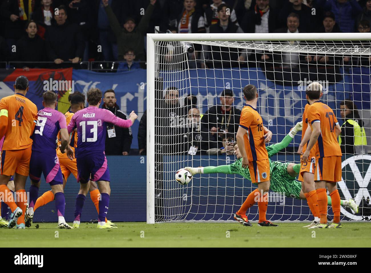 FRANKFURT - (l-r) Niclas Fullkrug of Germany scores the 2-1, Thomas Muller of Germany, Holland ...