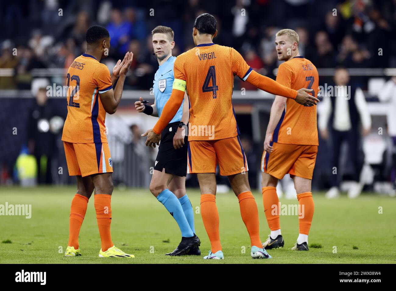FRANKFURT - (l-r) Denzel Dumfries of Holland, Referee Espen Eskas, Virgil van Dijk of Holland ...
