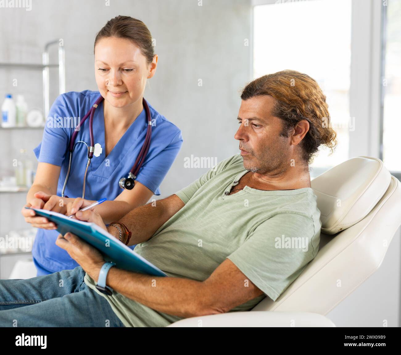 Doctor asking patient to sign insurance policy Stock Photo - Alamy