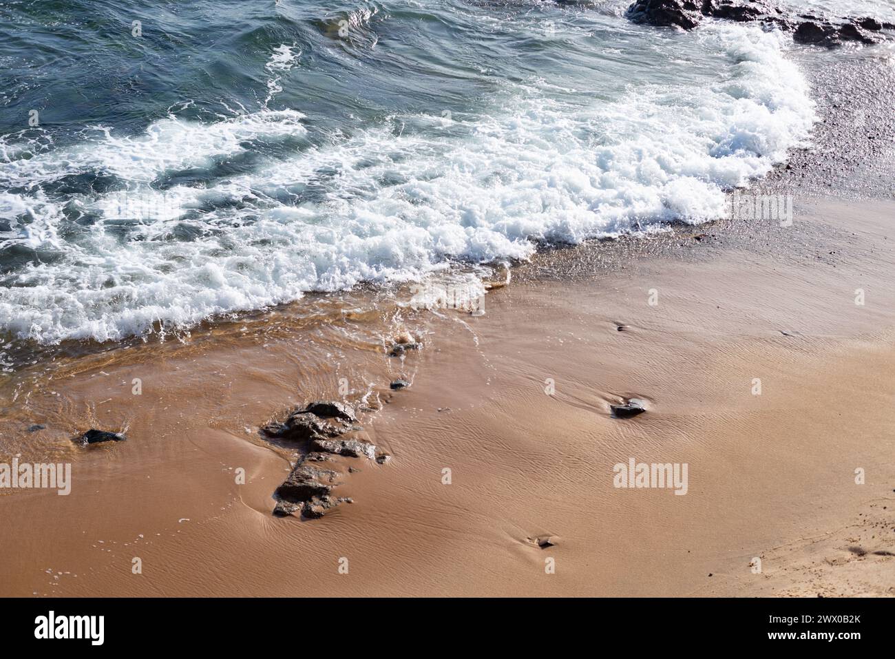 Waves rocks sunny water hi-res stock photography and images - Alamy