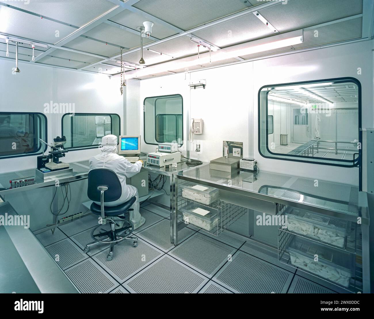 Clean rooms hi-res stock photography and images - Alamy
