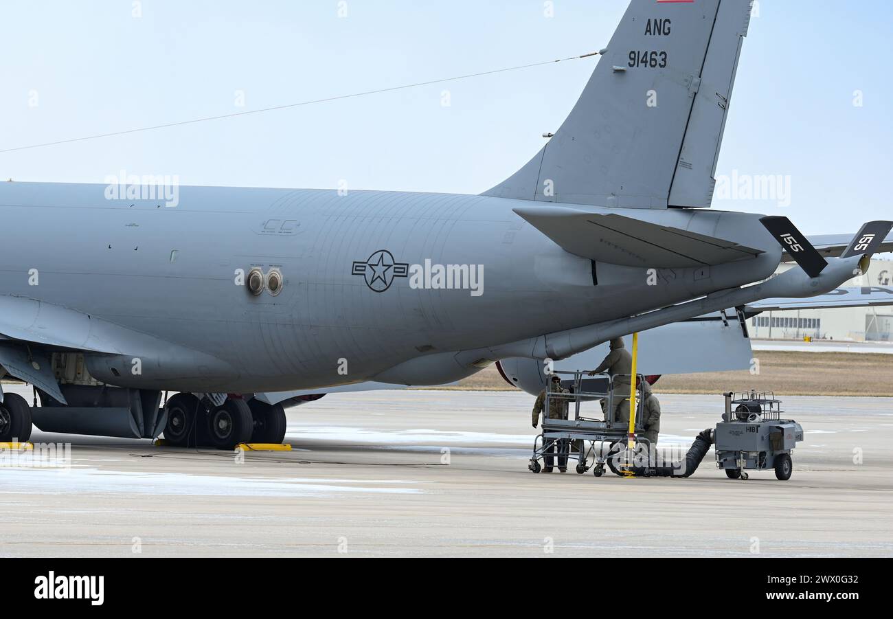 Maintenance personnel from the 155th Air Refueling Wing maintenance ...