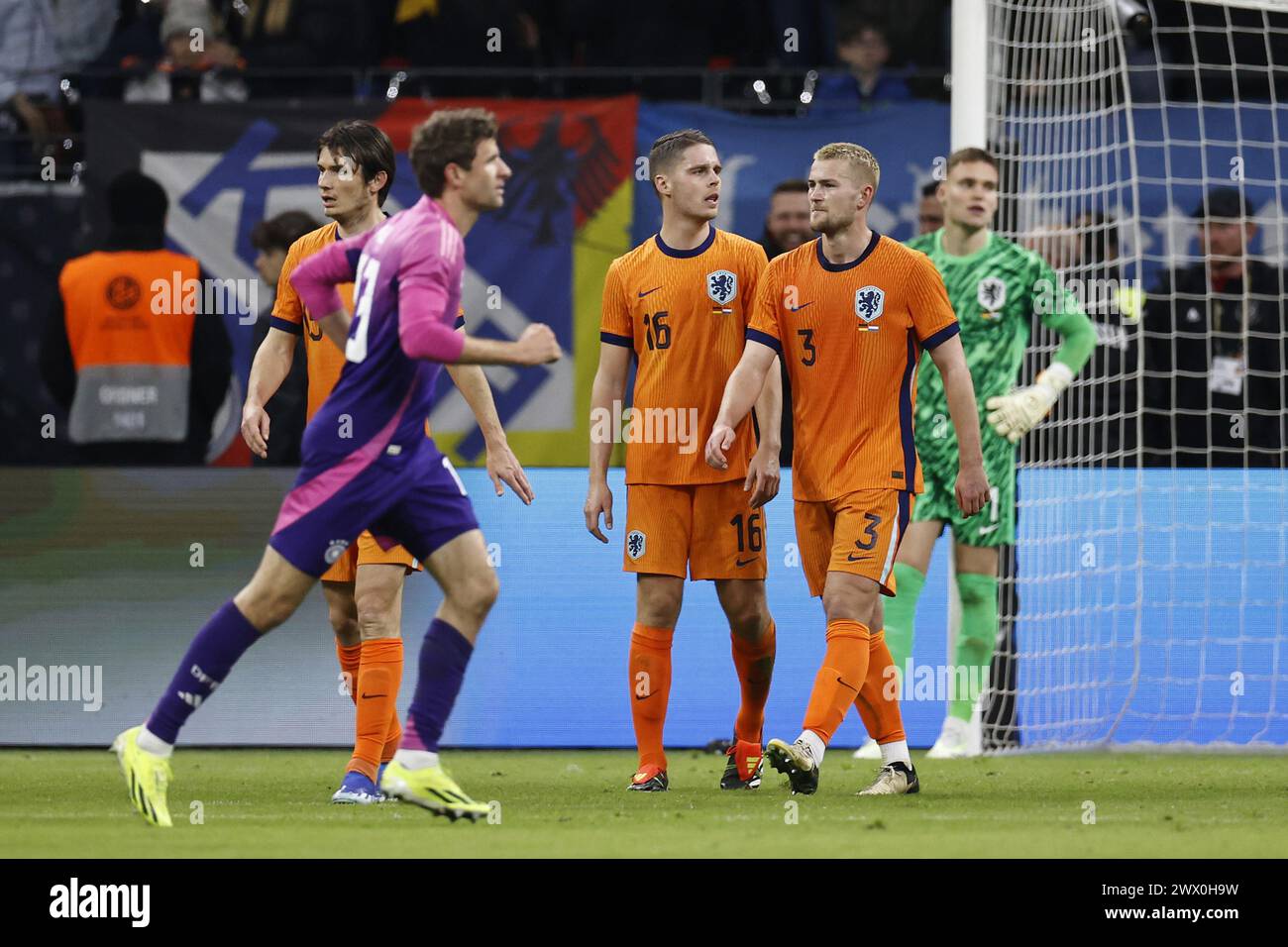 FRANKFURT - (l-r) Marten de Roon of Holland, Thomas Muller of Germany,Joey Veerman of Holland ...