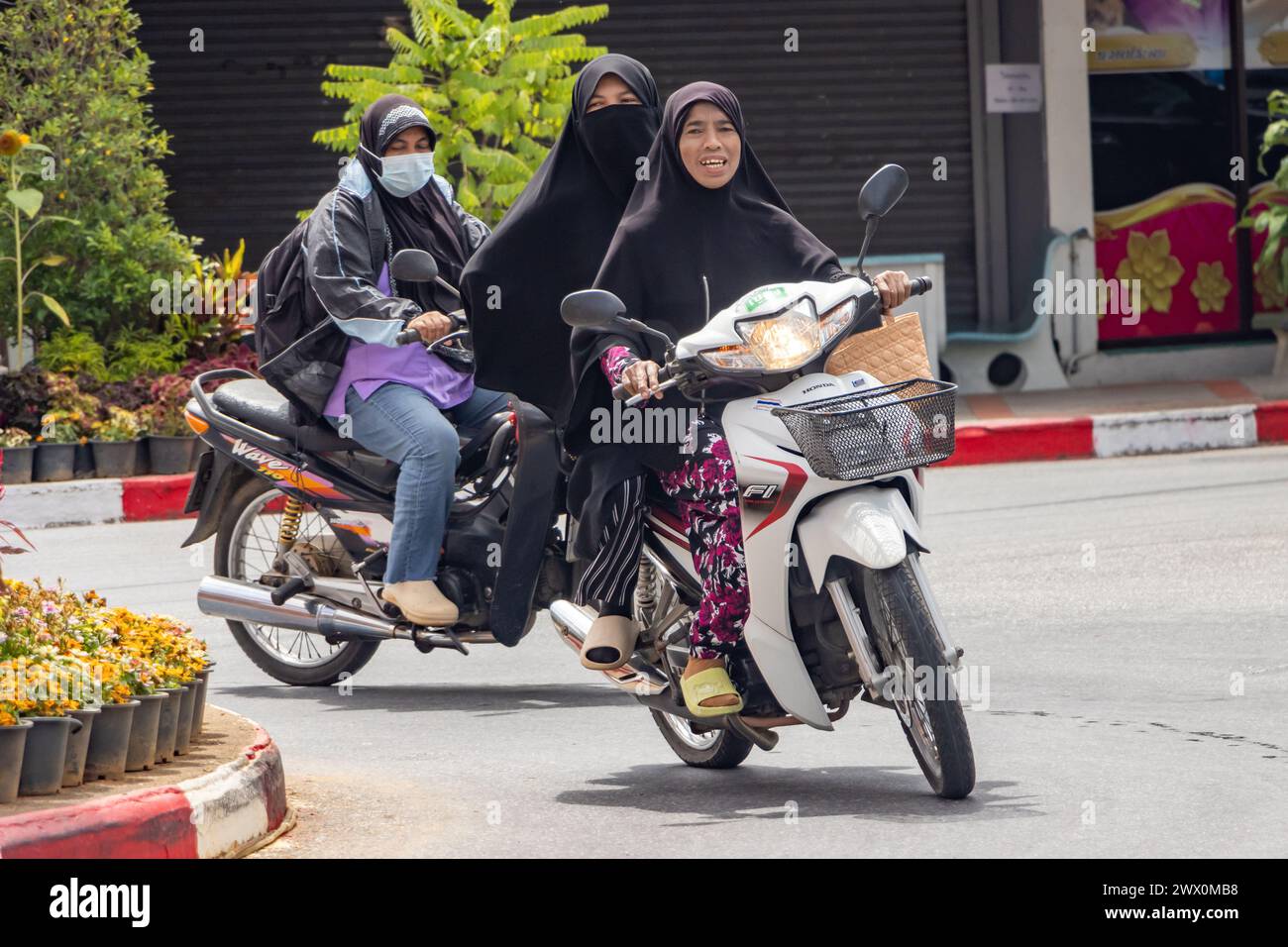 Two muslim women wearing hijab hi-res stock photography and images - Alamy