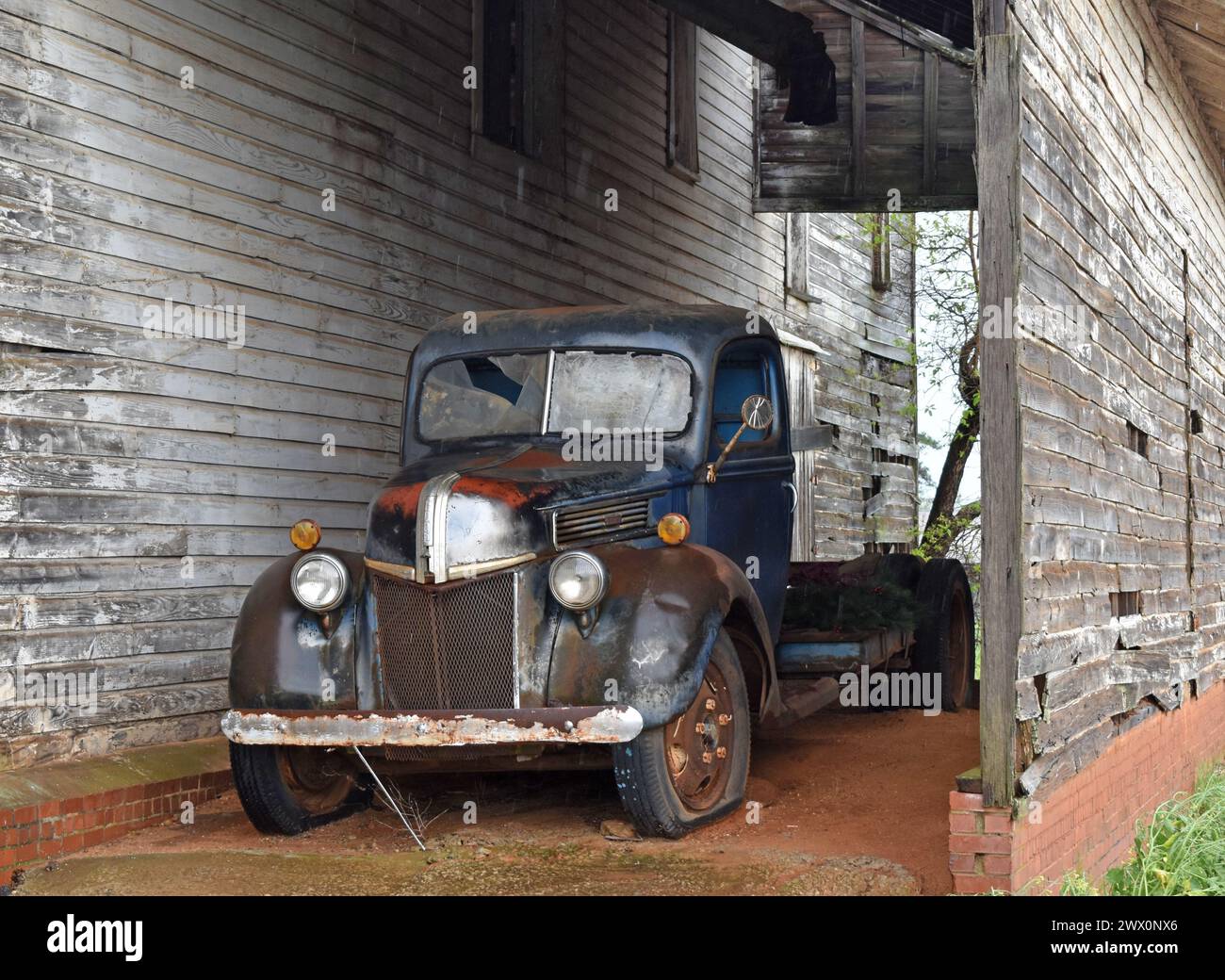 Abandoned broken warehouse hi-res stock photography and images - Alamy