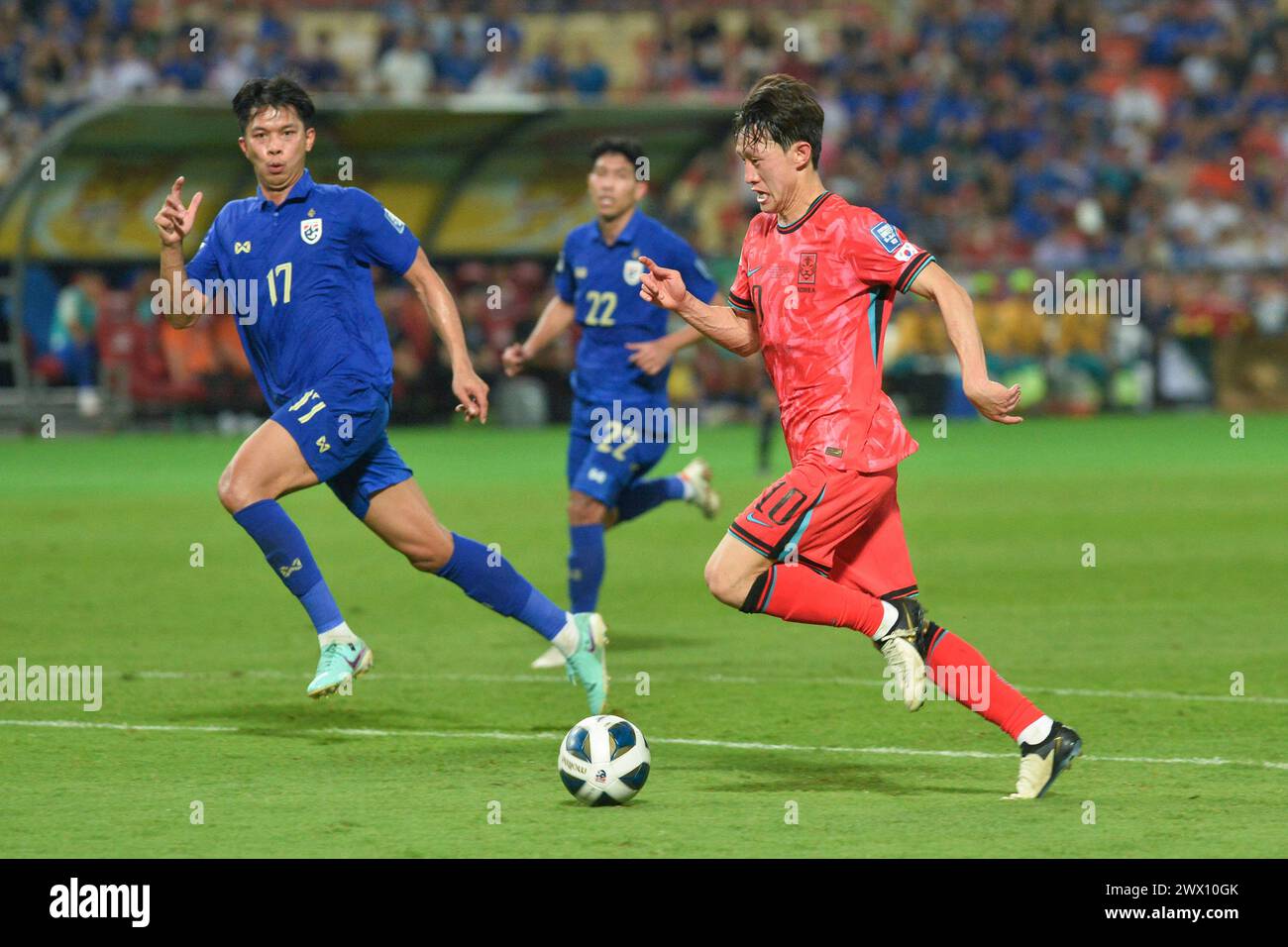 Bangkok, Thailand. 26th Mar, 2024. Lee Jaesung (R) of South Korea ...