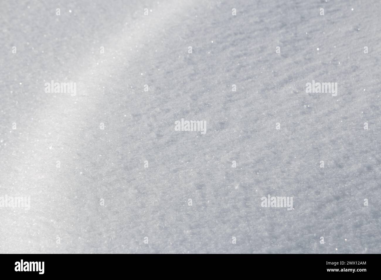 Curve of light on fresh white snow texture background Stock Photo - Alamy