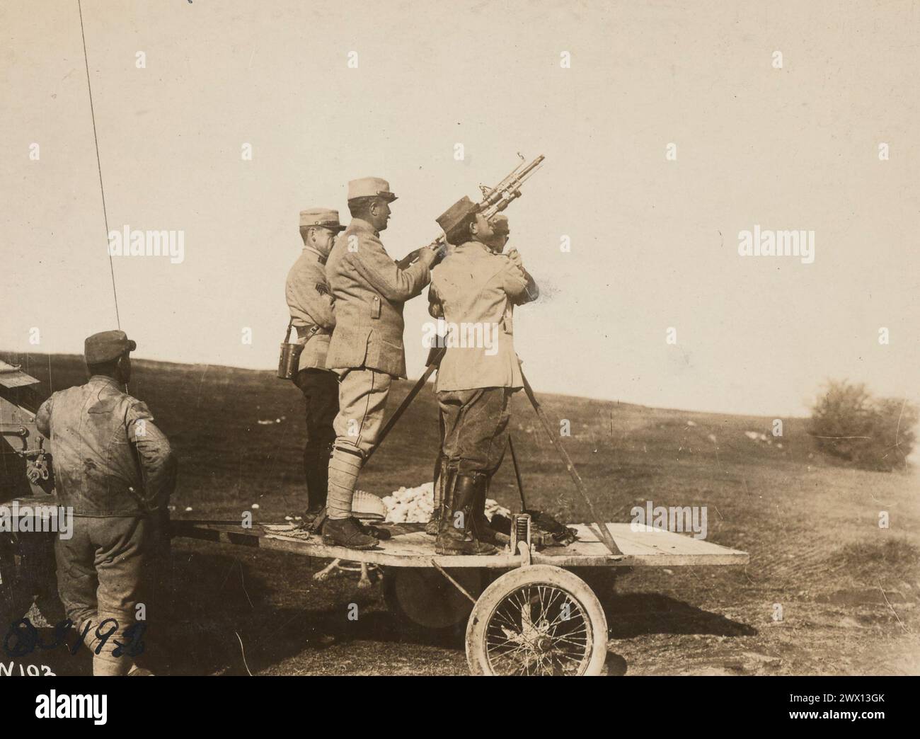 World War I Photos: French airplane gunners in action ca. 1917-1918 ...