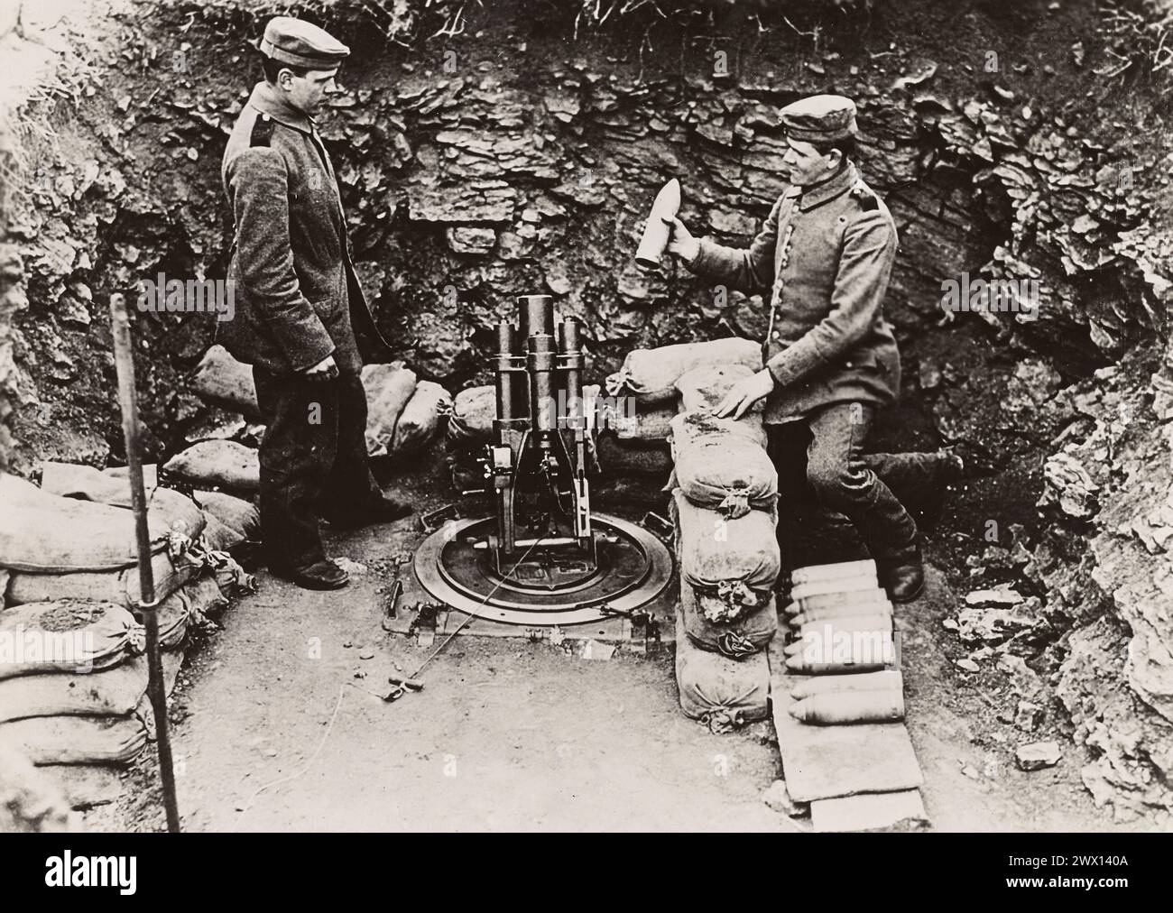 Firing shells hi-res stock photography and images - Alamy