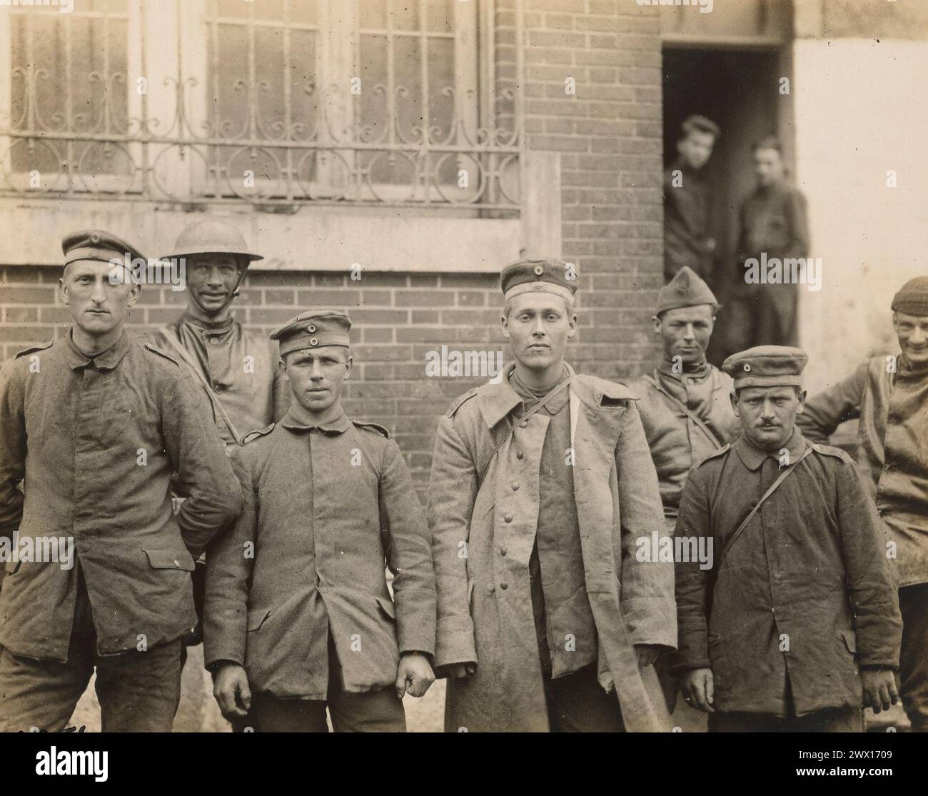 German prisoners and the American soldiers who captured them. Menil-la ...