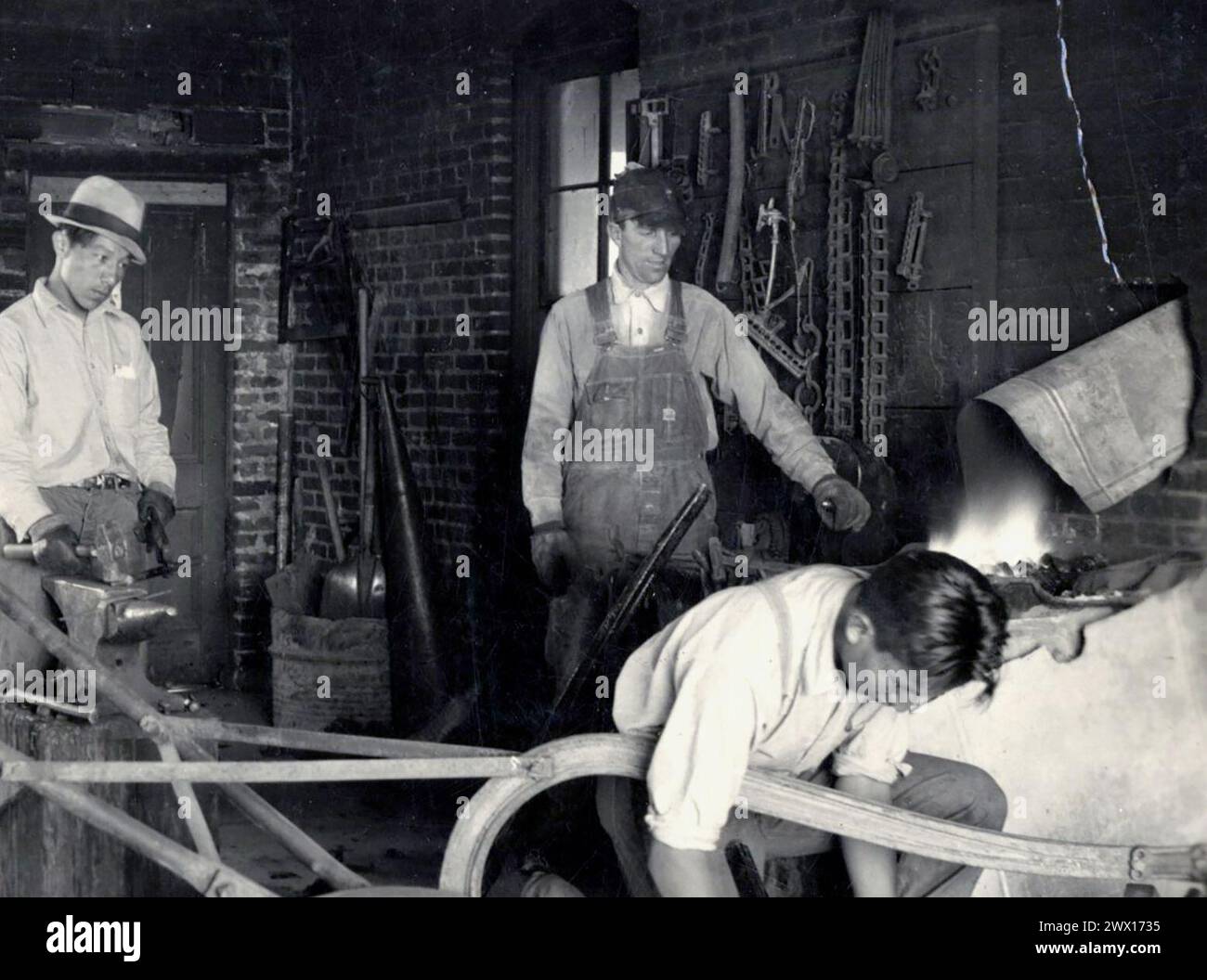 Men working 1930s and 1940s hi-res stock photography and images - Alamy
