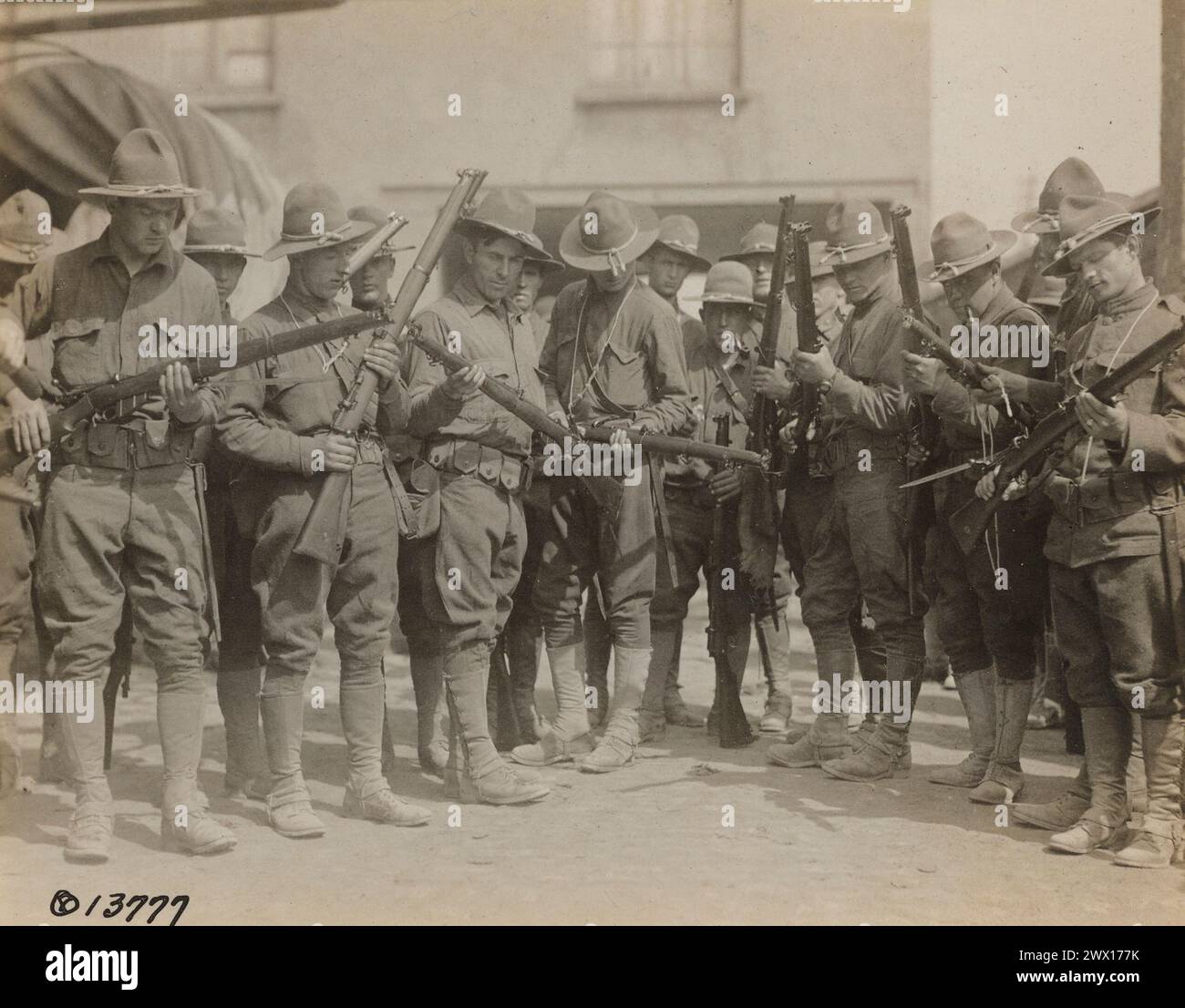 U s soldiers inspect british rifles hi-res stock photography and images ...