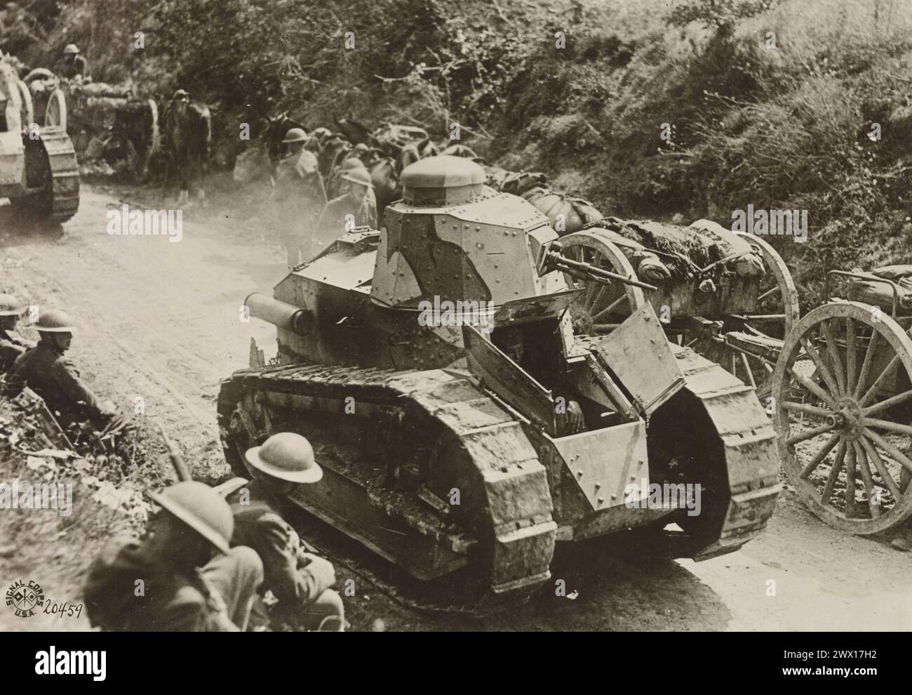 World War I Photos: American troops with tanks advancing toward the ...
