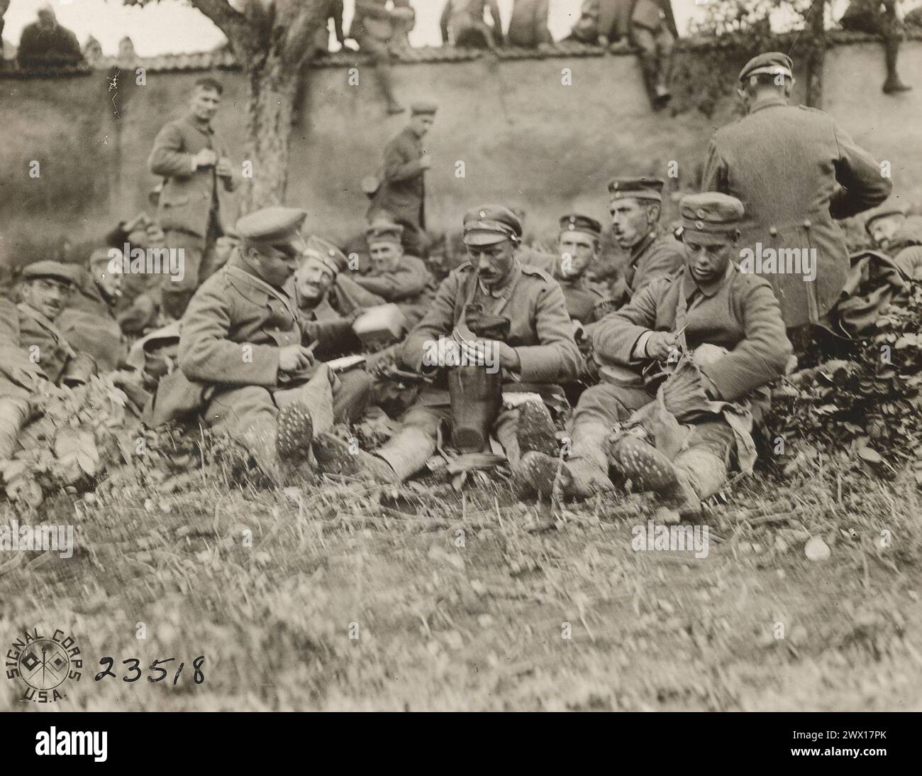 World War I Photos: German prisoners of war eating war bread ...