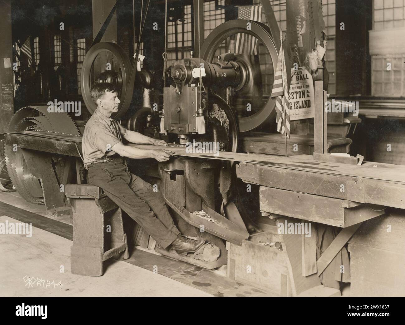 Toothing wide band saws hi-res stock photography and images - Alamy