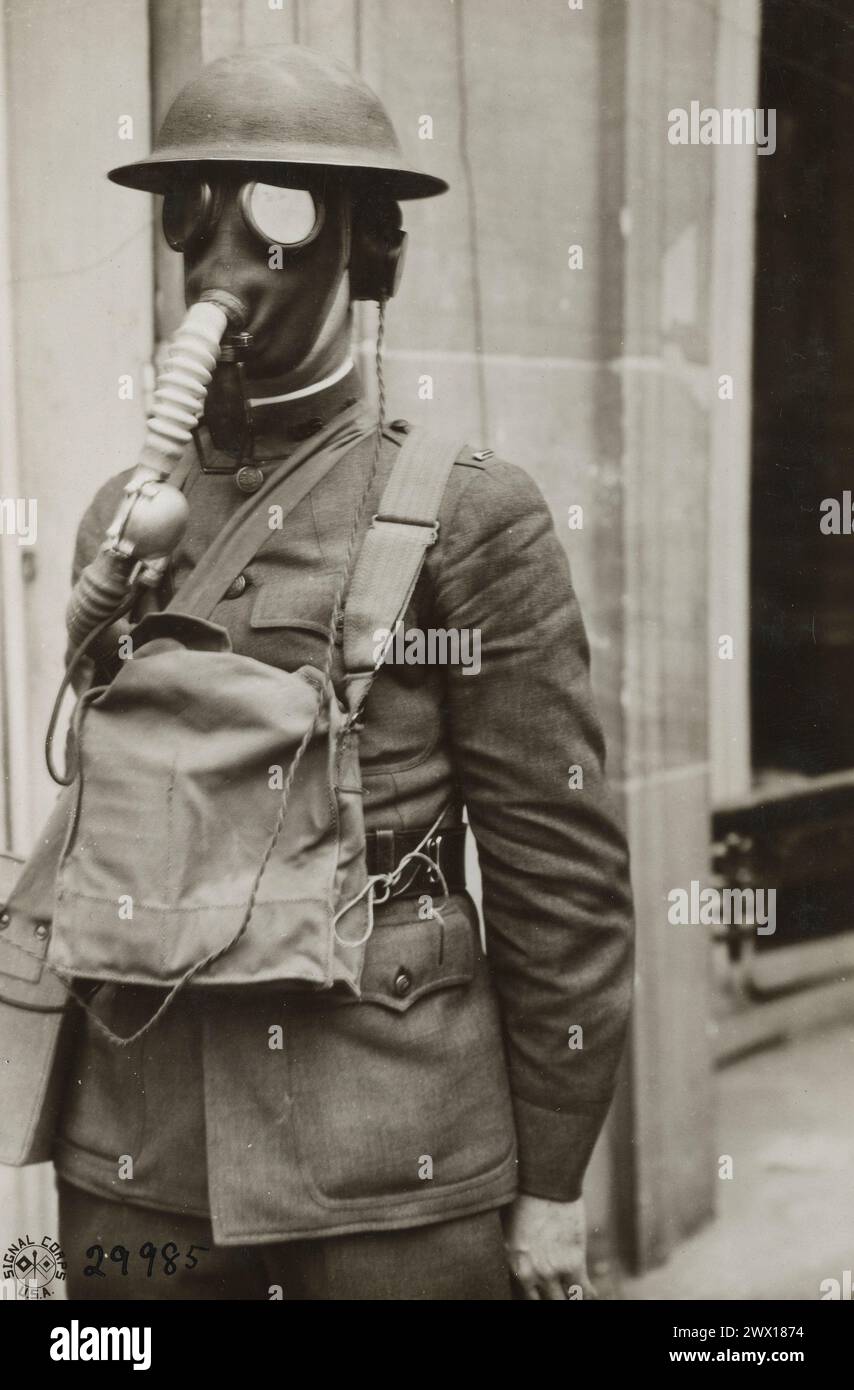 U s soldier wearing a gas mask hi-res stock photography and images - Alamy