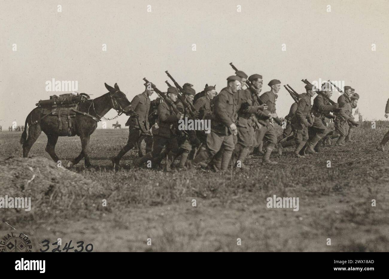 Platoon of machine gunners hi-res stock photography and images - Alamy