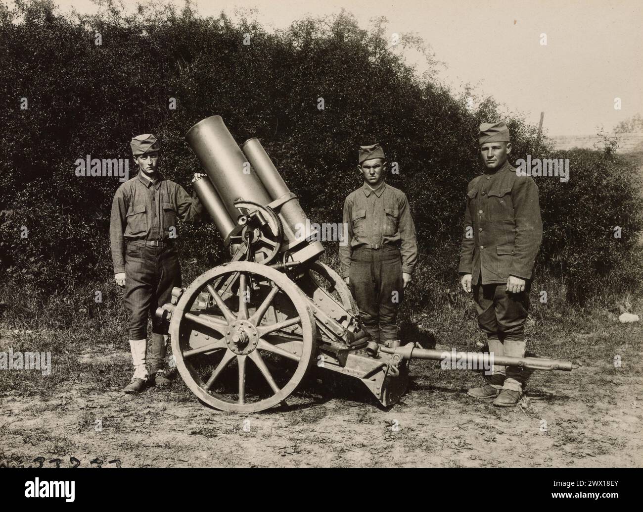 Soldiers with a captured heavy german trench mortar, model 1916 ca. May 1918 Stock Photo - Alamy