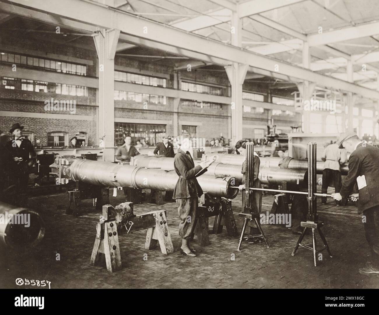 Ordance plant workersbig guns hi-res stock photography and images - Alamy