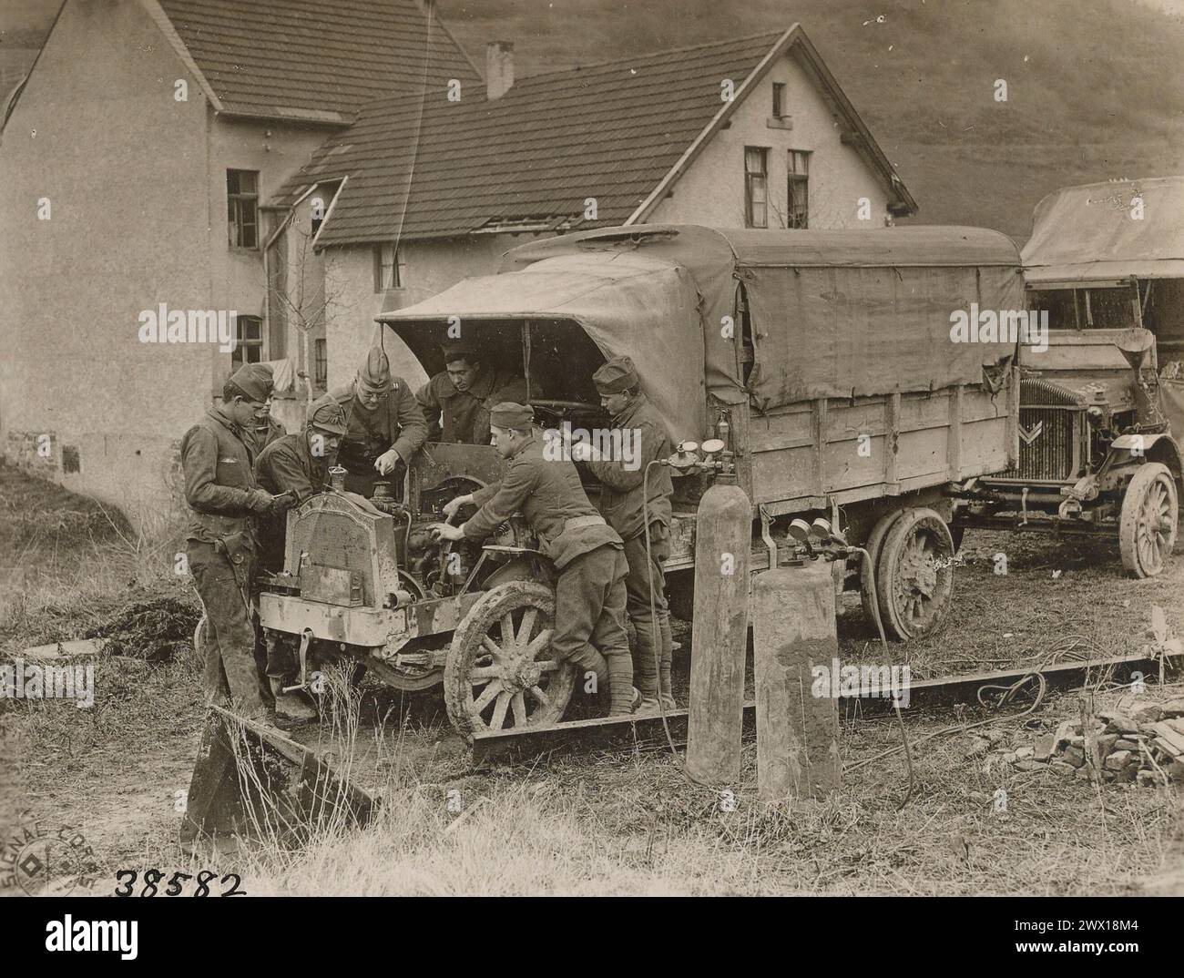 Soldiers welding hi-res stock photography and images - Alamy