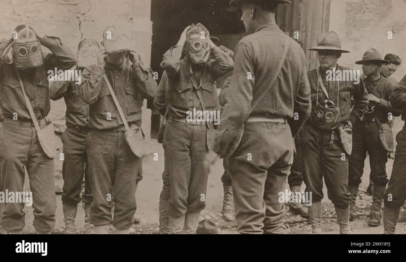 World war one soldiers in gas masks hi-res stock photography and images ...