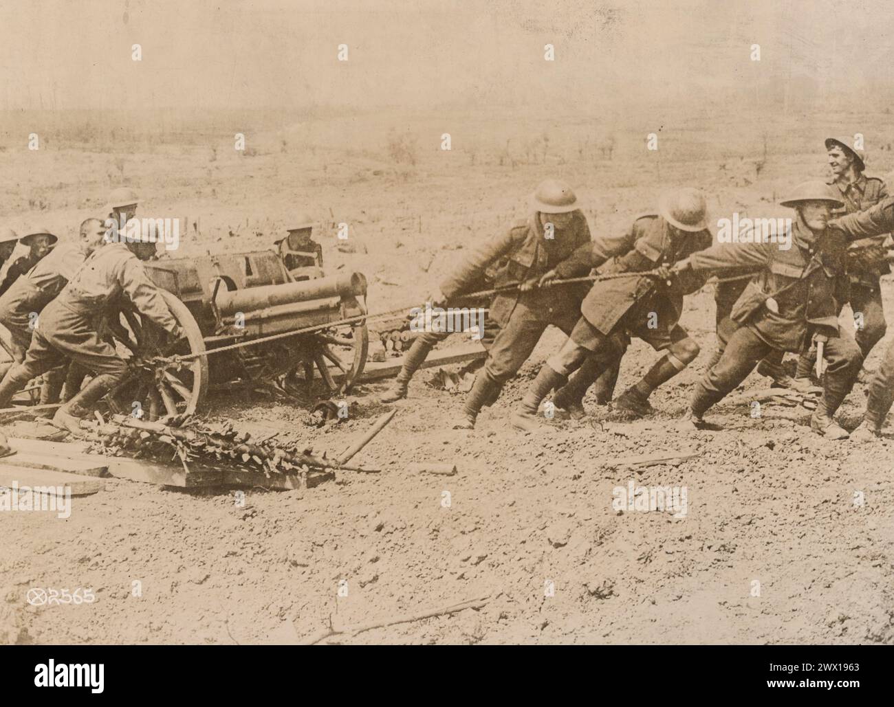 Canadian soldiers pulling artillery ca. 1918-1919 Stock Photo - Alamy