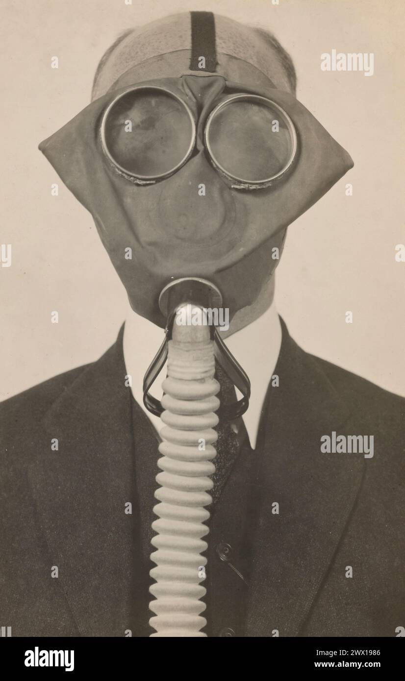 Standard american gas mask hi-res stock photography and images - Alamy