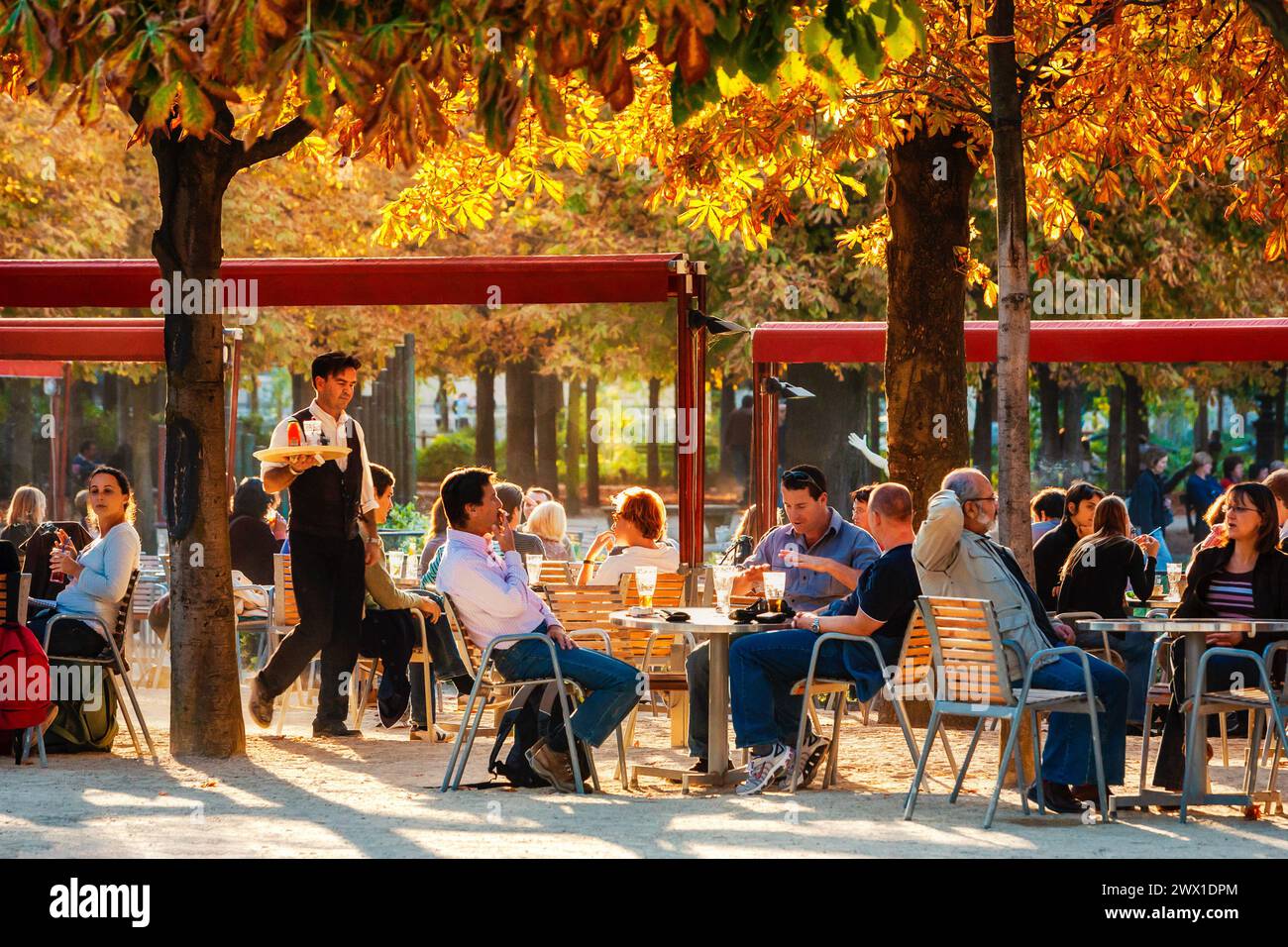 FRANCE. PARIS (75) 1ST DISTRICT. COFFEE BOY AT THE CAFE TERRACE AT THE ...
