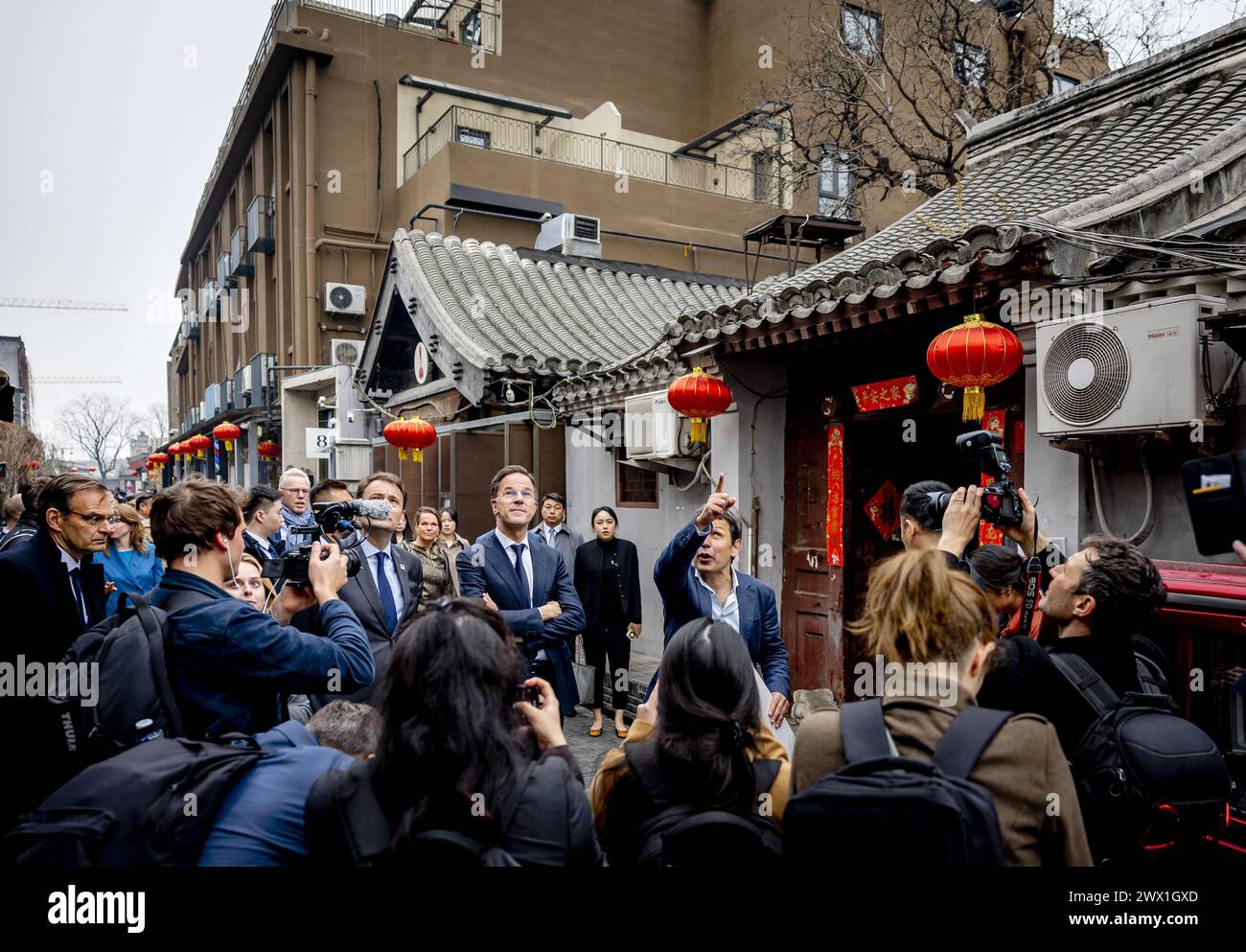 BEIJING - Outgoing Prime Minister Mark Rutte receives a tour of the ...