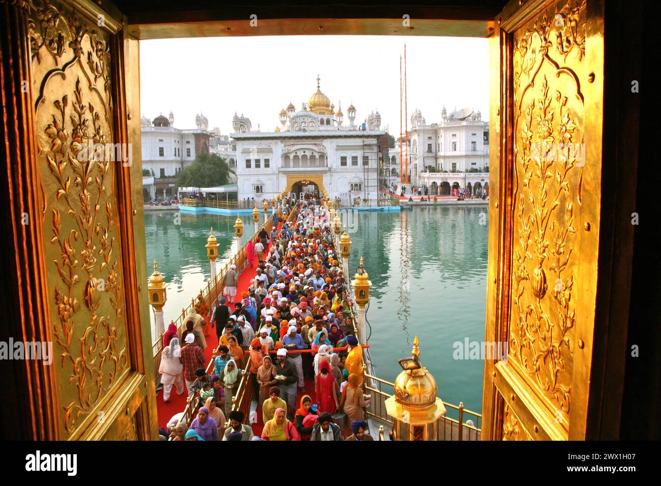 INDIA. AMRITSAR. VIEW OF THE GURU'S BRIDGE FROM GOLDEN TEMPLE Stock ...