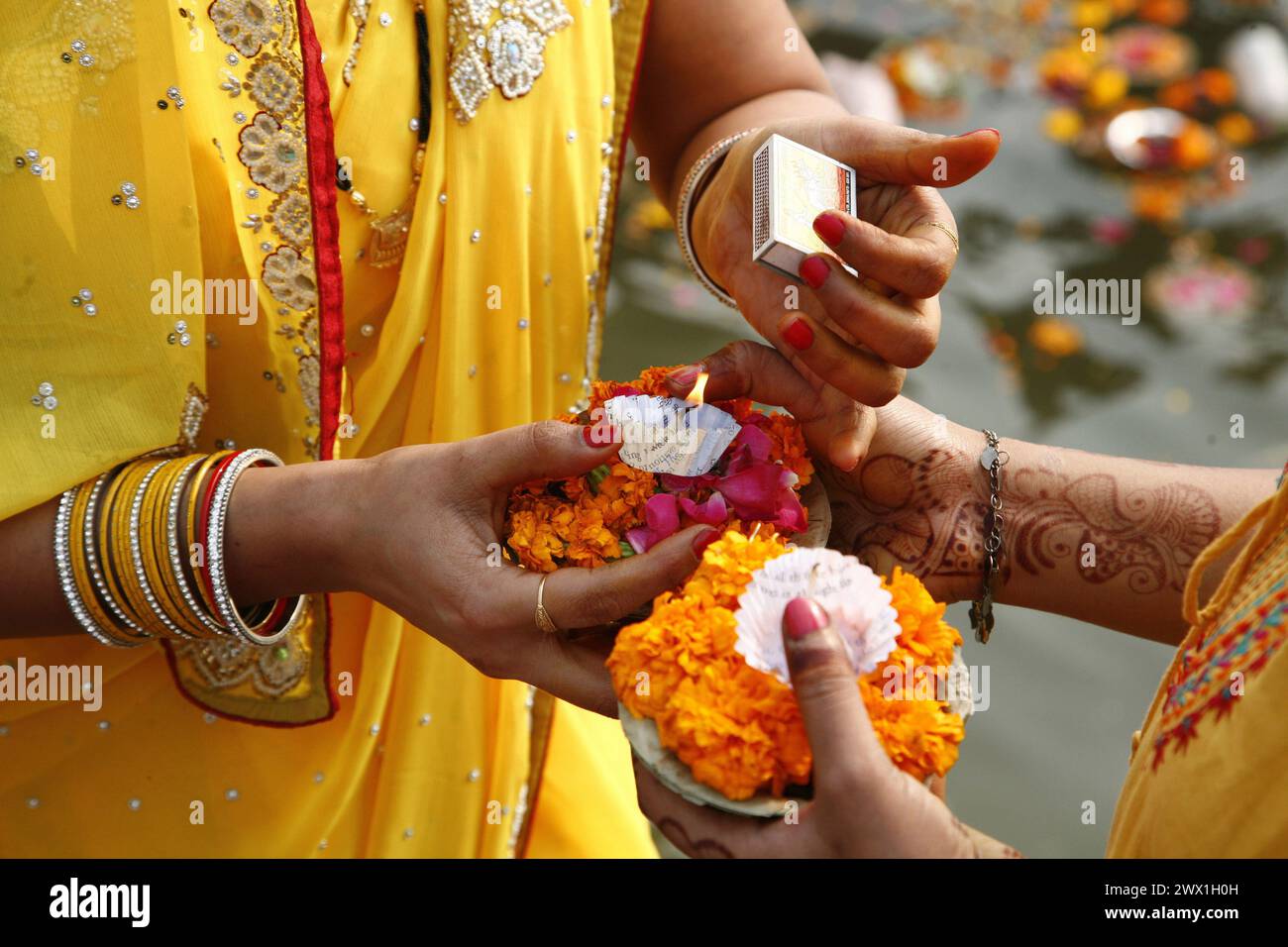 INDIA, UTTAR PRADESH, VARANASI, BANARAS, HINDU RELIGIOUS RITUALS OF ...