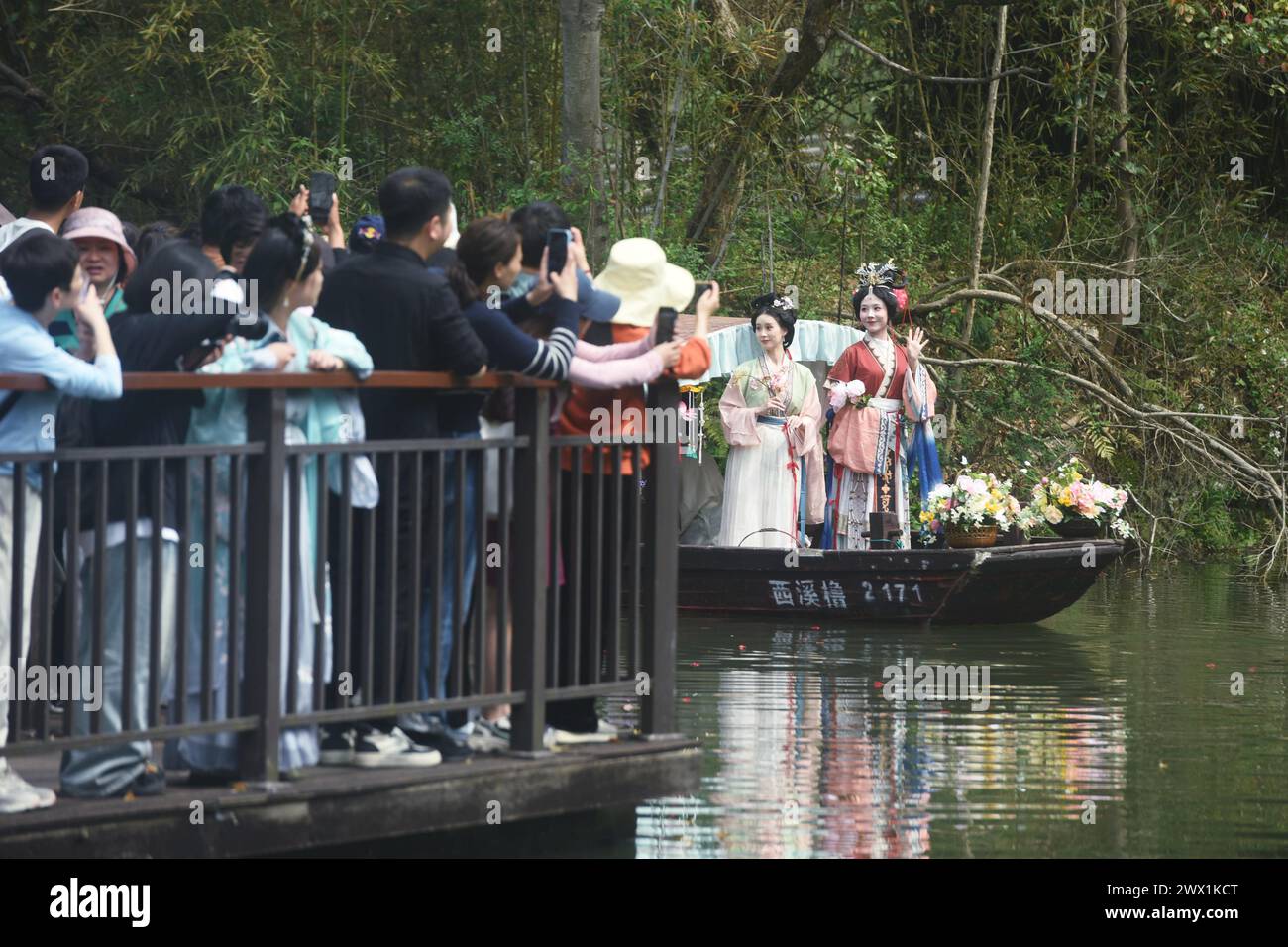 Women in traditional Han clothing act as "flower god" at Huazhao ...