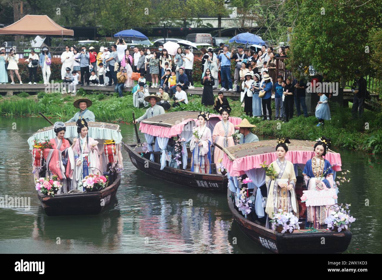 Women in traditional Han clothing act as "flower god" at Huazhao ...