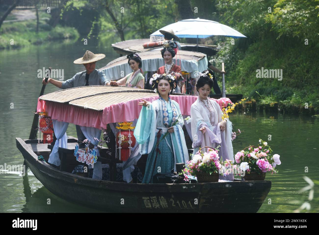 Women in traditional Han clothing act as "flower god" at Huazhao ...
