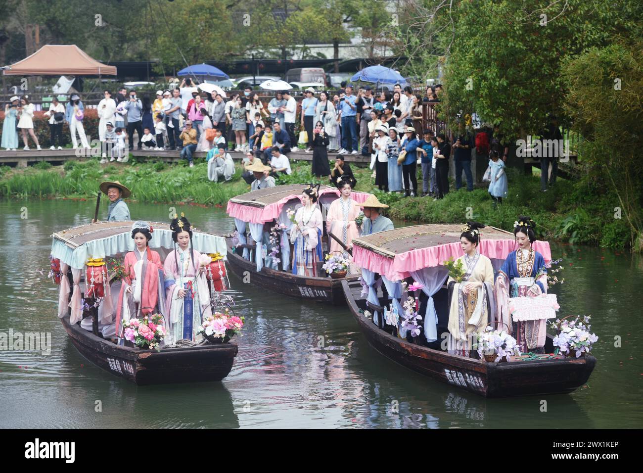 Women in traditional Han clothing act as "flower god" at Huazhao ...