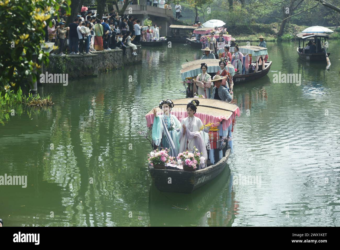 Women in traditional Han clothing act as "flower god" at Huazhao ...