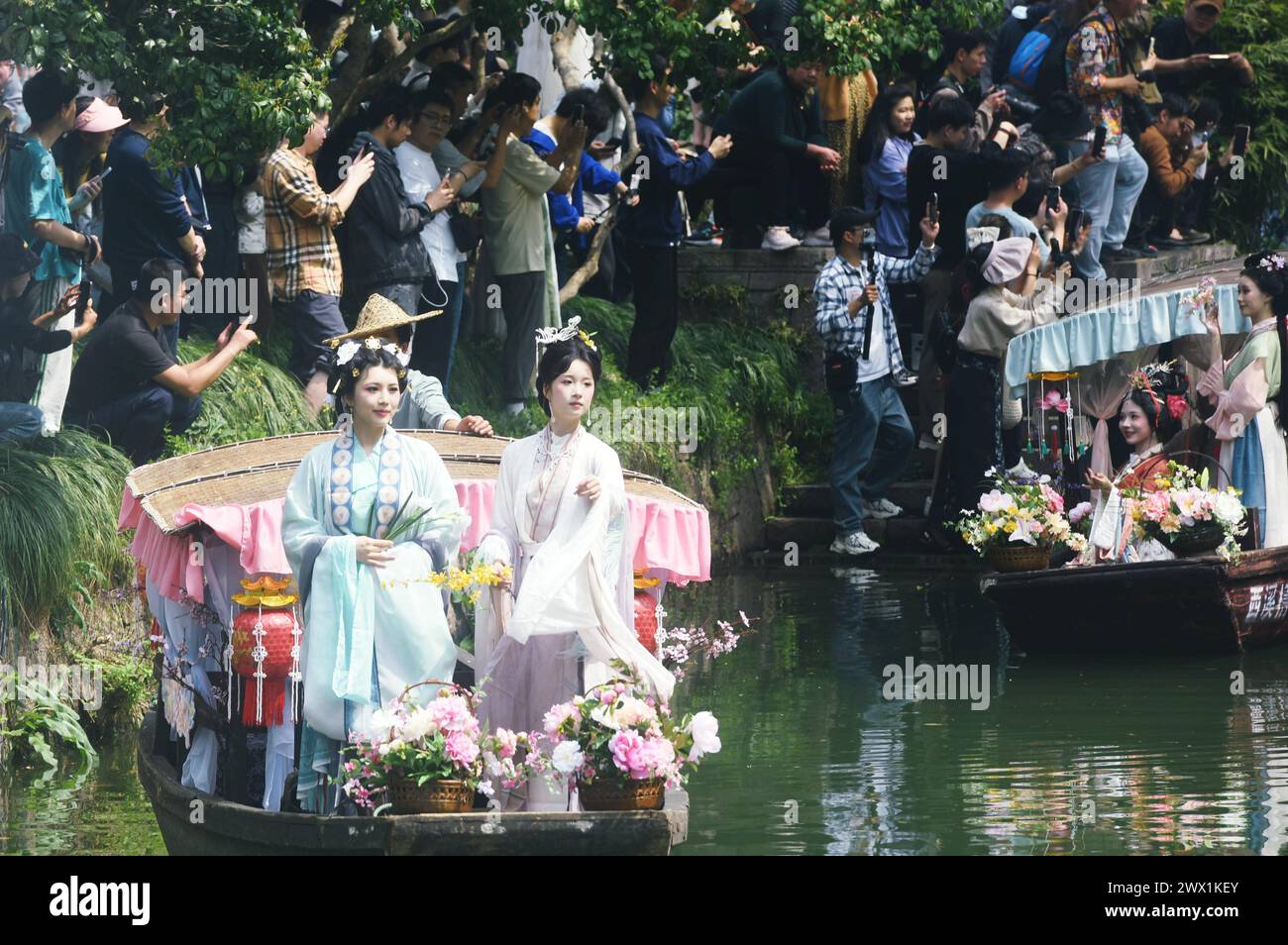 Women in traditional Han clothing act as "flower god" at Huazhao ...