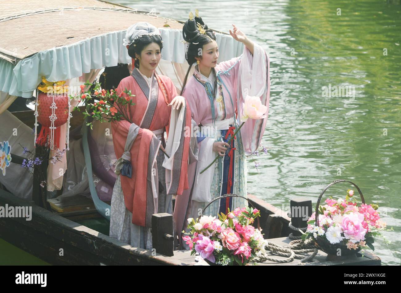 Women in traditional Han clothing act as "flower god" at Huazhao ...