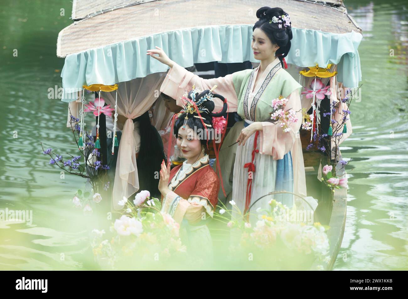 Women in traditional Han clothing act as "flower god" at Huazhao ...