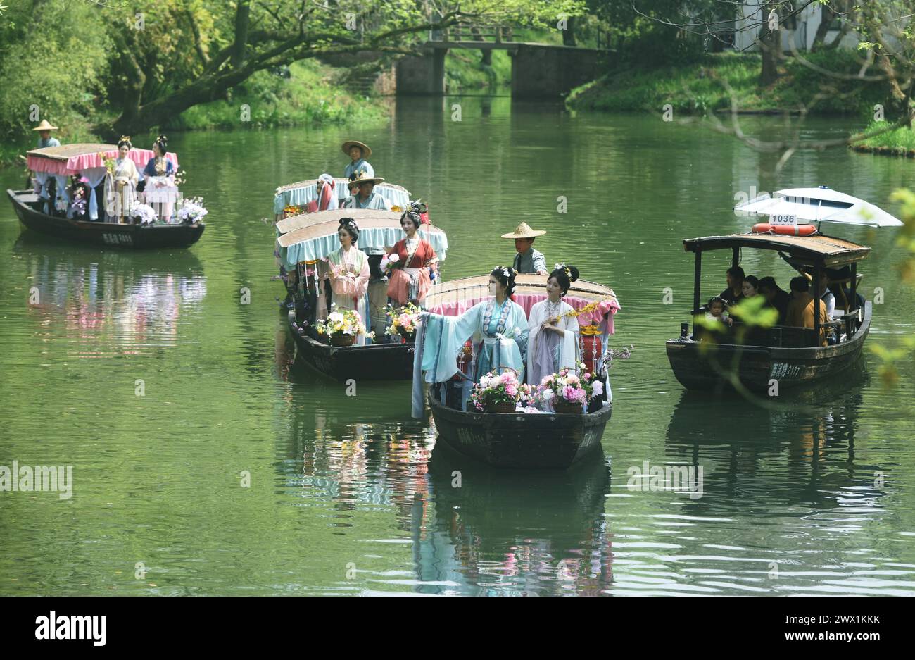 Women in traditional Han clothing act as "flower god" at Huazhao ...