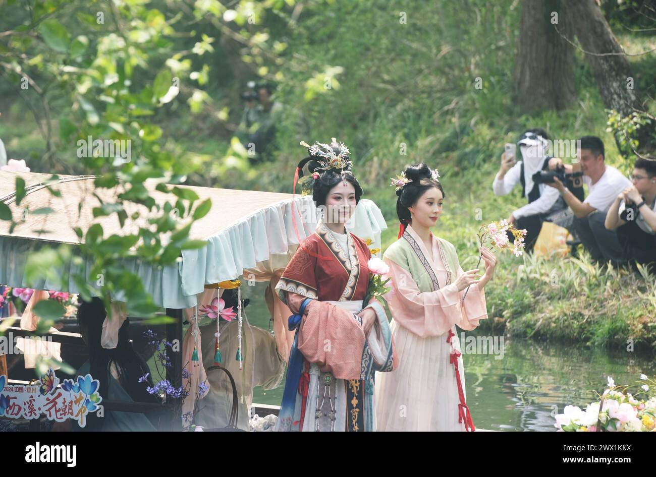Women in traditional Han clothing act as "flower god" at Huazhao ...