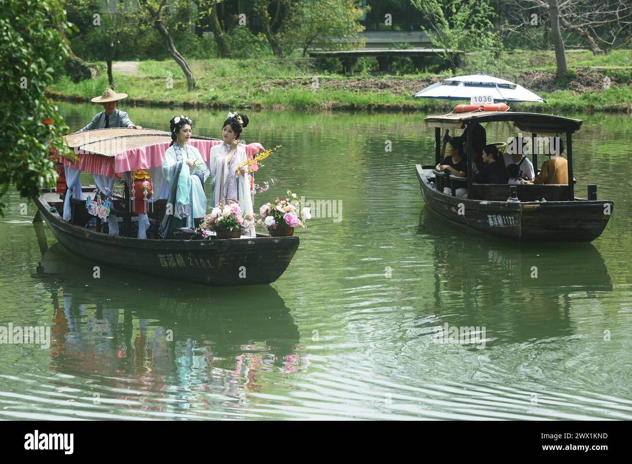 Women in traditional Han clothing act as "flower god" at Huazhao ...