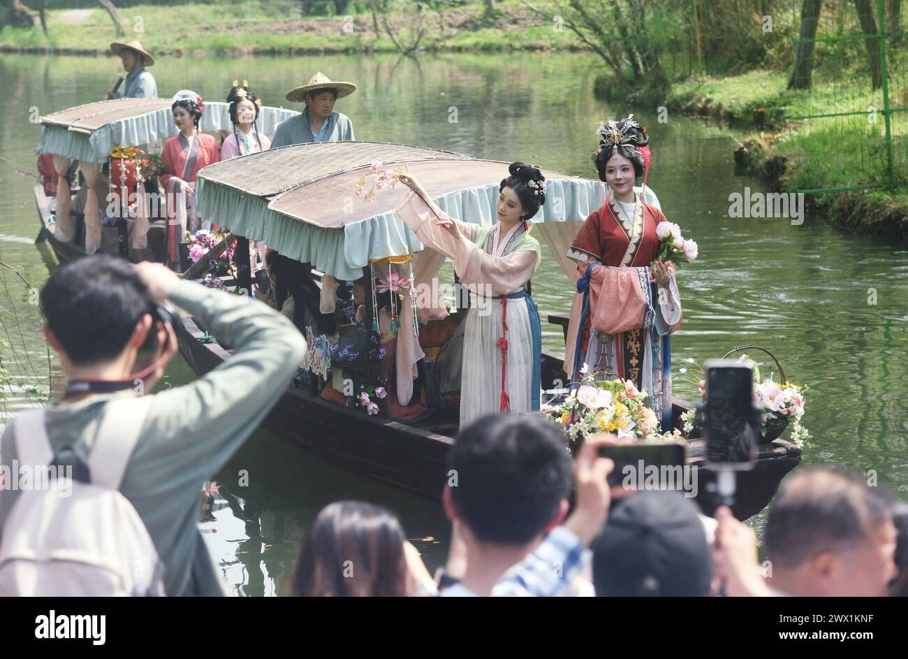 Women in traditional Han clothing act as "flower god" at Huazhao ...